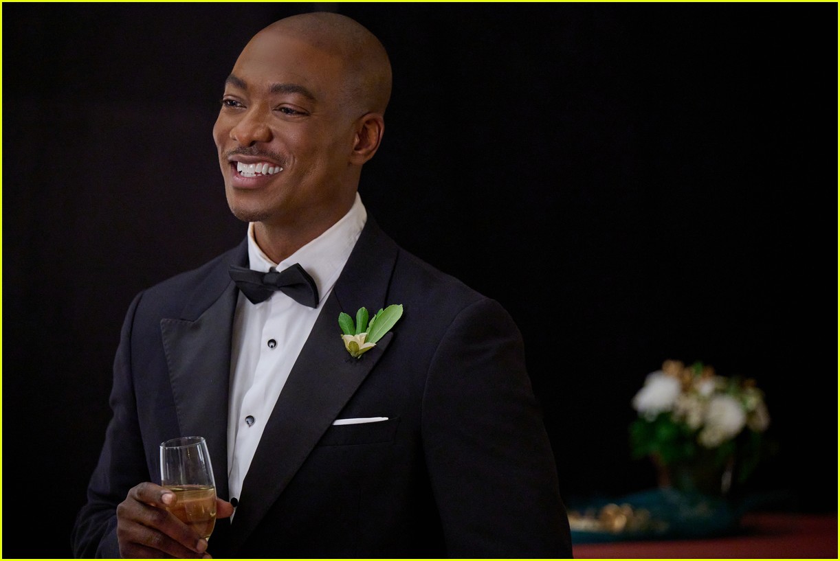 'The Groomsmen First Look' Cast - Hallmark Favorites Jonathan Bennett ...