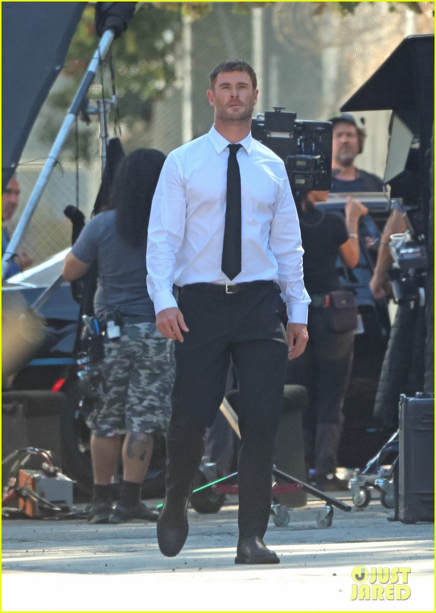 Chris Hemsworth Kicks Off Filming New Movie 'Crime 101' In Los Angeles ...