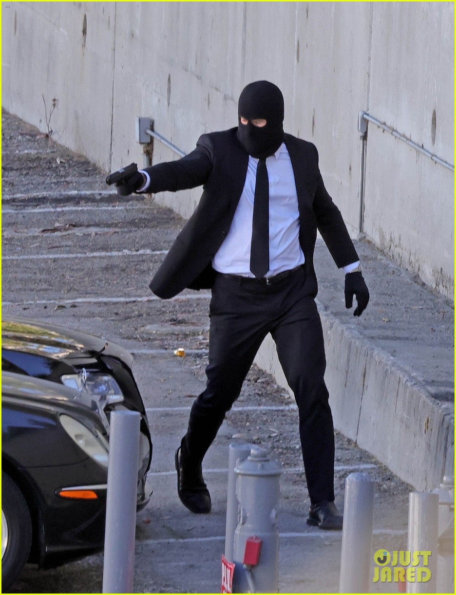 Chris Hemsworth Kicks Off Filming New Movie 'Crime 101' In Los Angeles ...