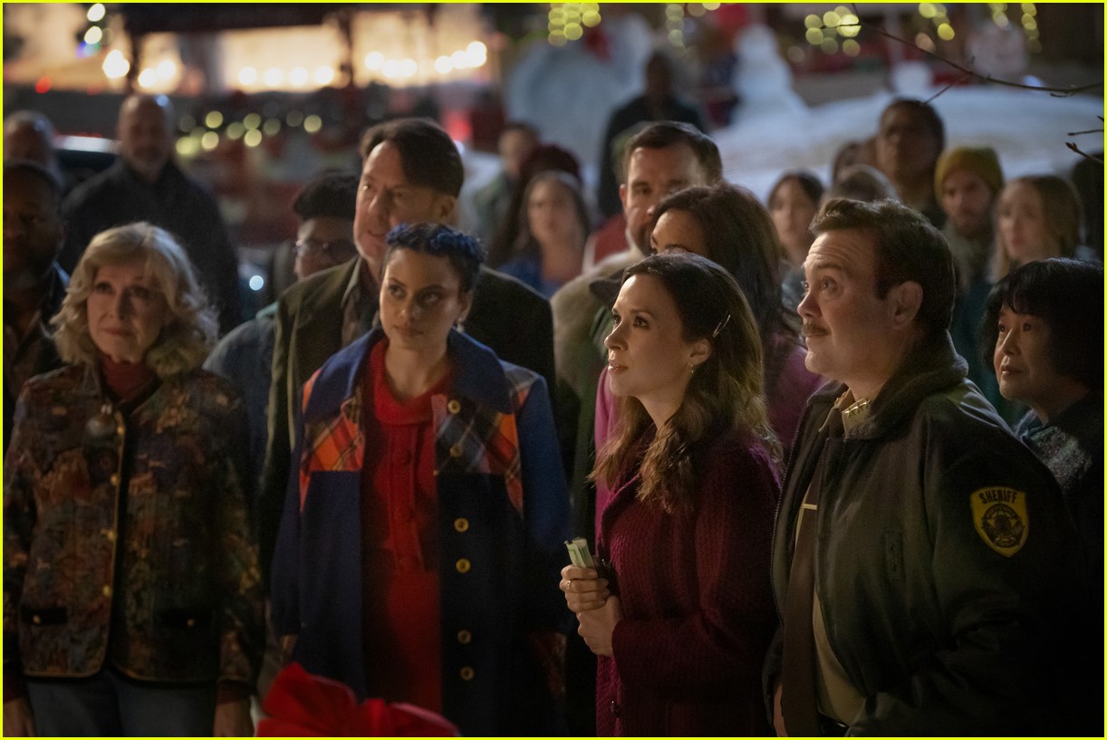 Lacey Chabert Brings a Hot Snowman to Life in 'Hot Frosty' Trailer ...