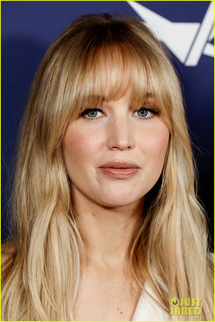 Pregnant Jennifer Lawrence Makes First Red Carpet Appearance Following ...