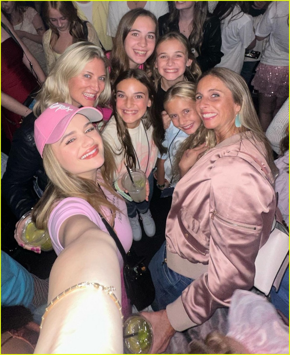 Joey King Supports BFF Sabrina Carpenter at Chicago Concert, Explains ...