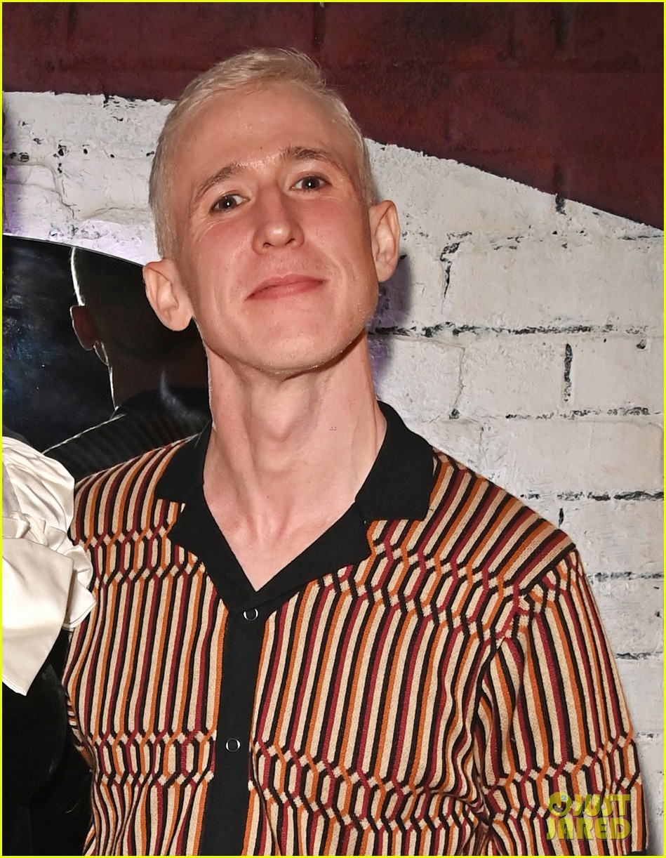 Katherine Langford Makes West End Debut as Sally Bowles in 'Cabaret ...