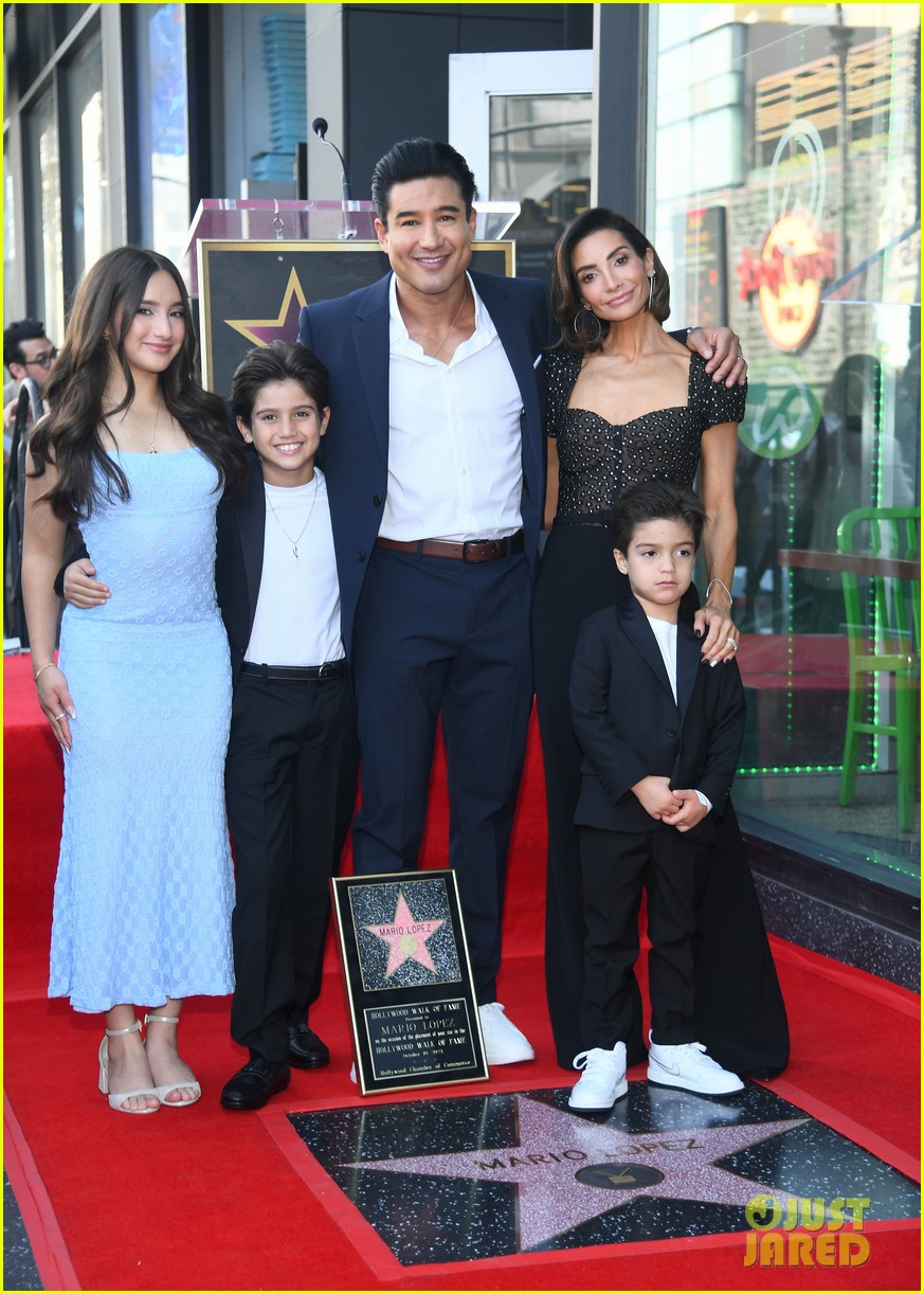Mario Lopez Gets BFF Mark Wahlberg's Support at Hollywood Walk of Fame ...