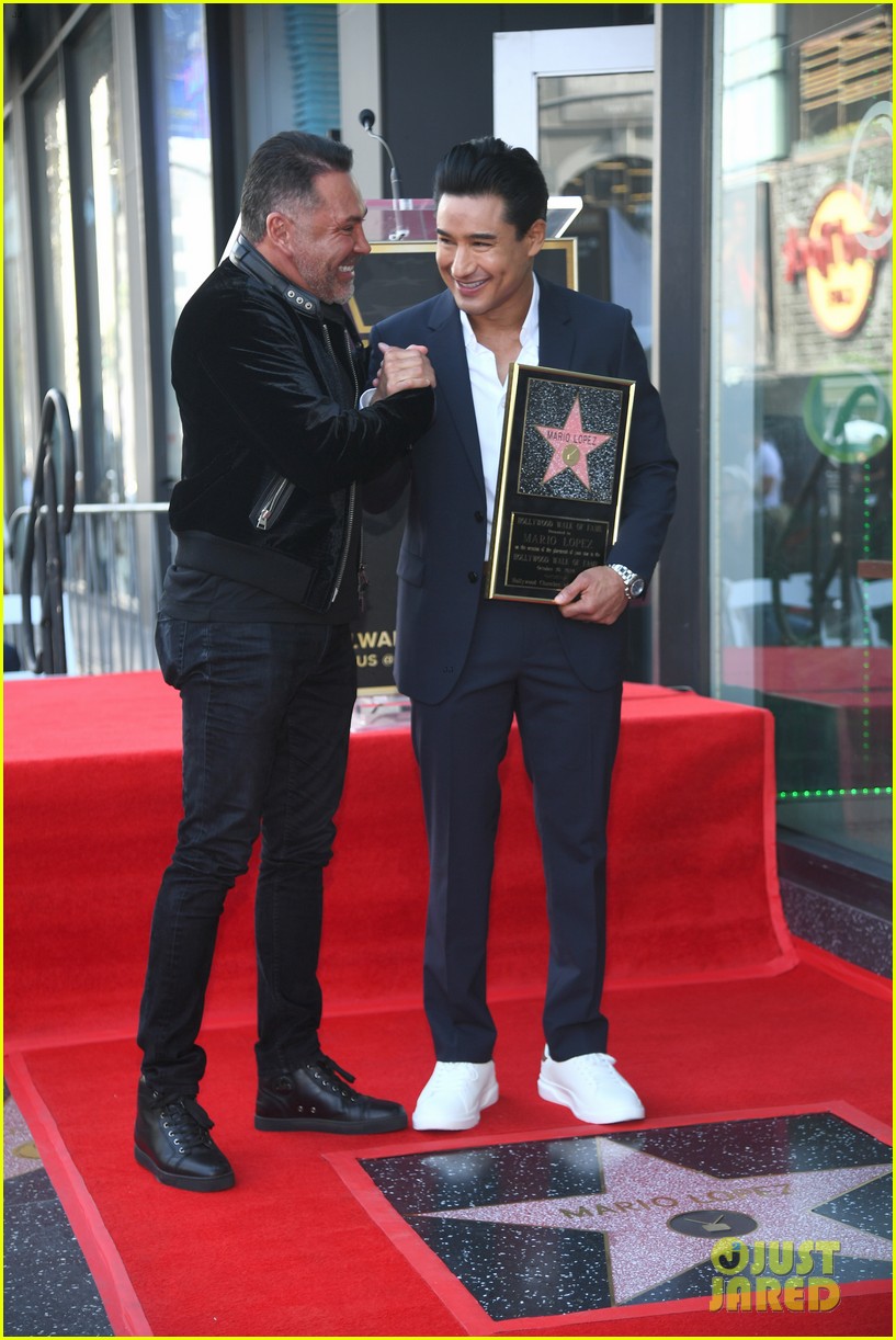 Mario Lopez Gets BFF Mark Wahlberg's Support at Hollywood Walk of Fame ...