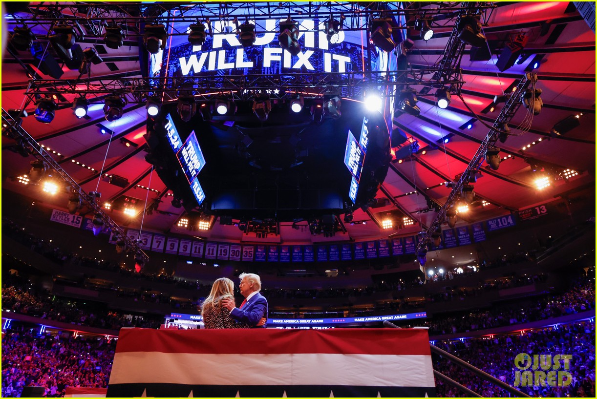 Melania Trump Makes Rare Campaign Appearance, Joins Donald Trump at ...