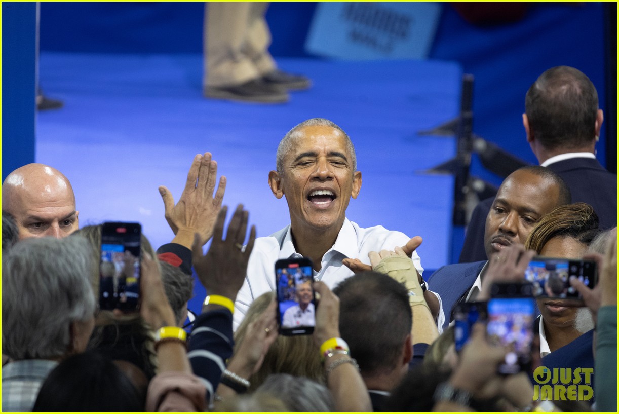 Barack Obama Raps Eminem's 'Lose Yourself' at Detroit Harris-Walz Rally ...