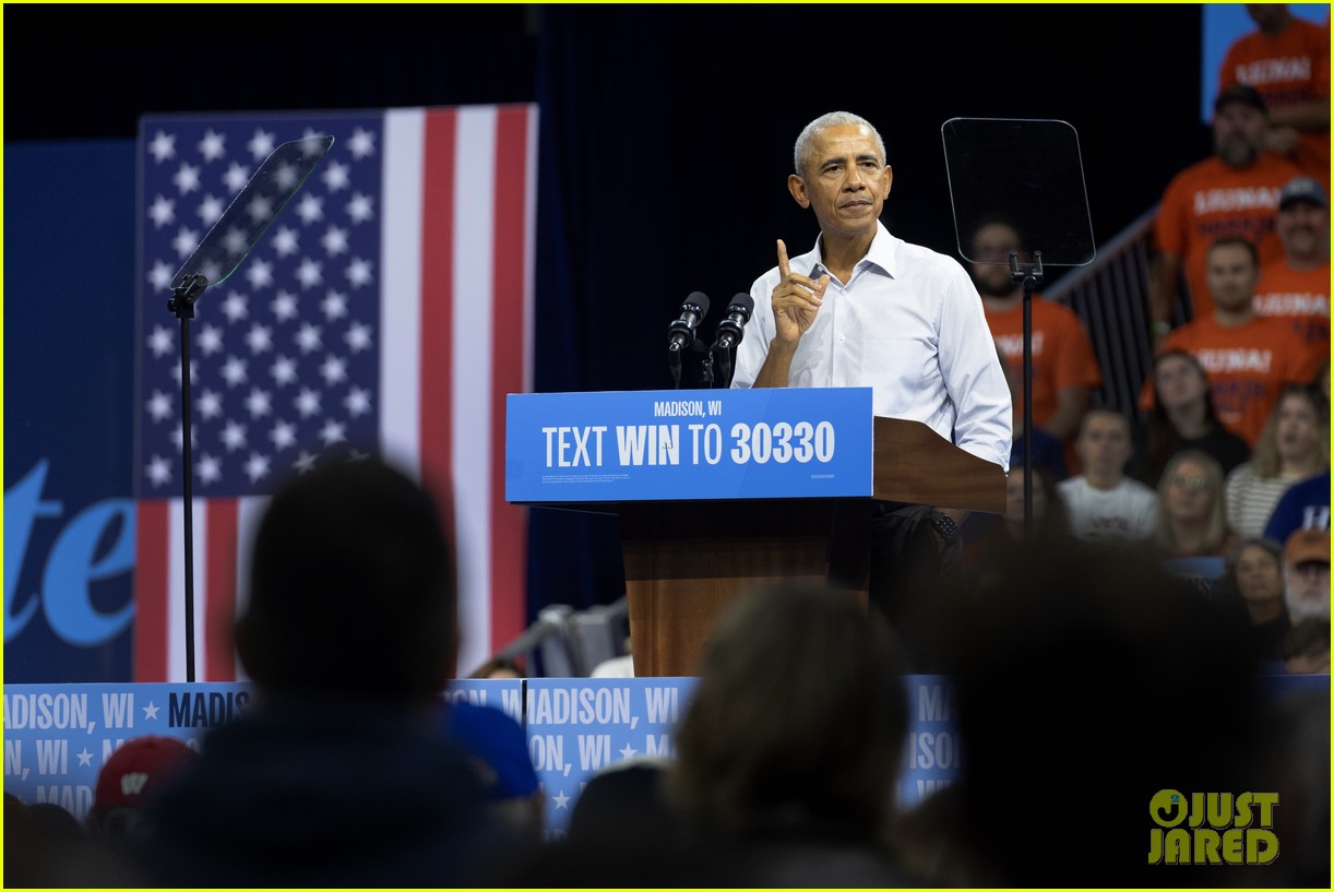 Barack Obama Raps Eminem's 'Lose Yourself' at Detroit Harris-Walz Rally ...