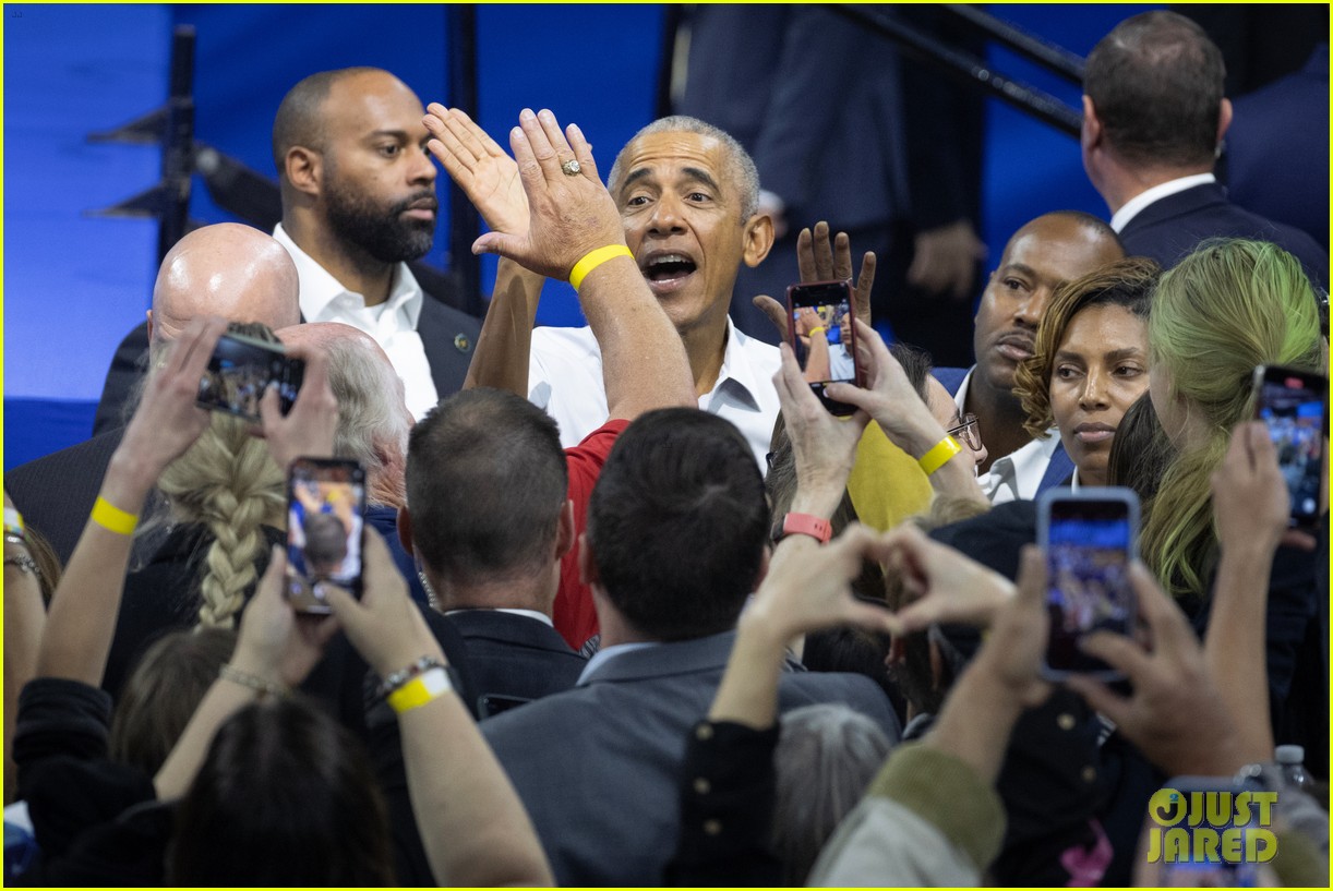 Barack Obama Raps Eminem's 'Lose Yourself' at Detroit Harris-Walz Rally ...