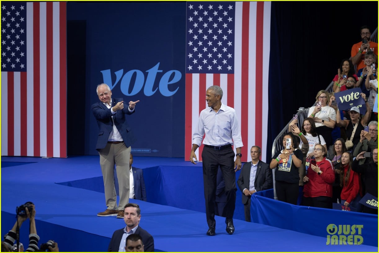 Barack Obama Raps Eminem's 'Lose Yourself' at Detroit Harris-Walz Rally ...