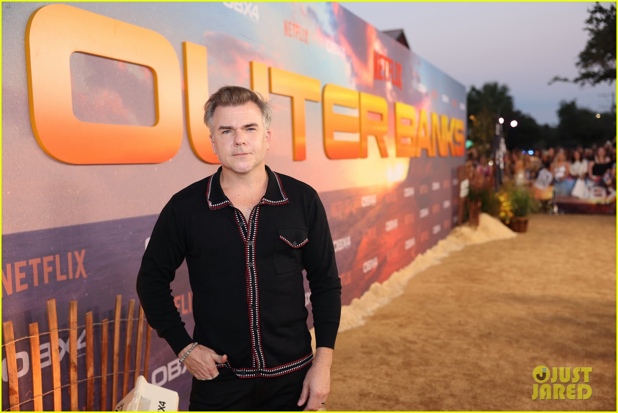 Drew Starkey Joins 'Outer Banks' Co-Stars at Season 4 Premiere After ...