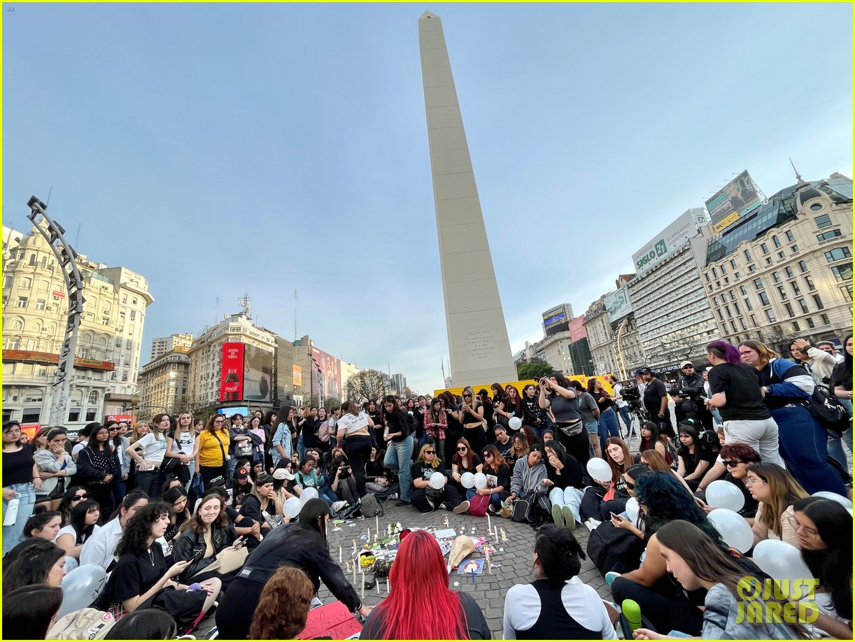 Liam Payne's Dad Visits Memorial in Argentina, Greets Fans Paying Their ...