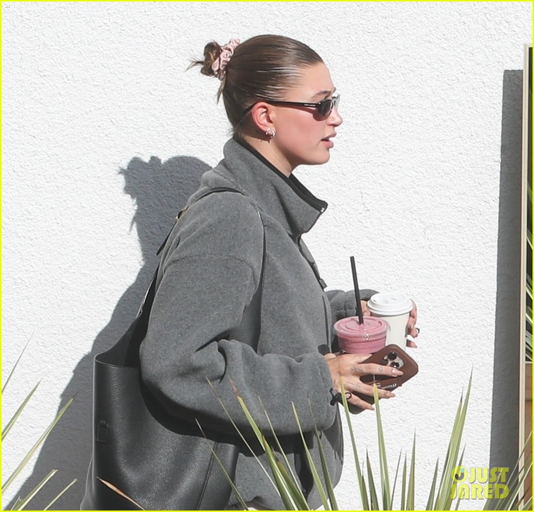 Hailey Bieber Grabs Smoothie After Pilates Class with Kendall Jenner ...