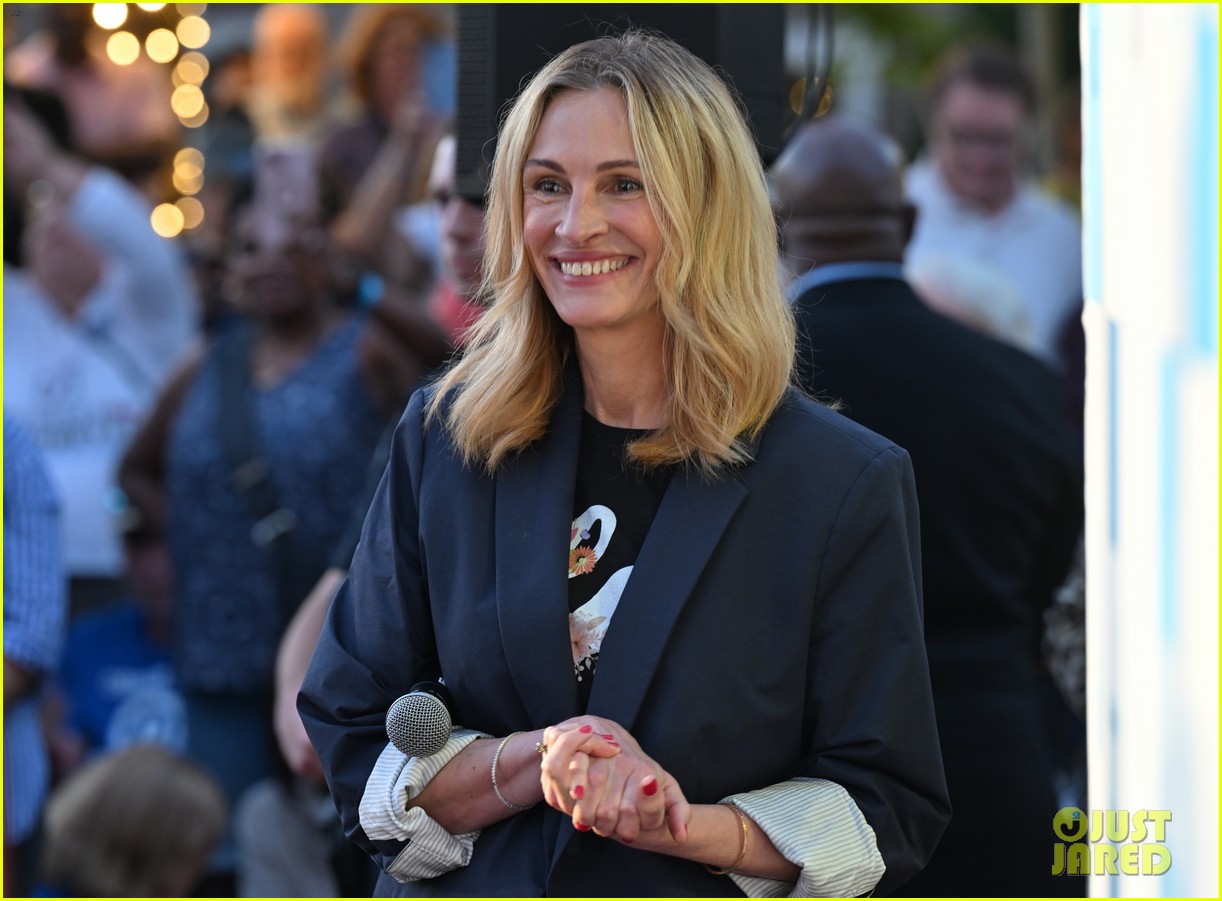Julia Roberts Joins Stacey Abrams in Georgia to Campaign for Harris ...