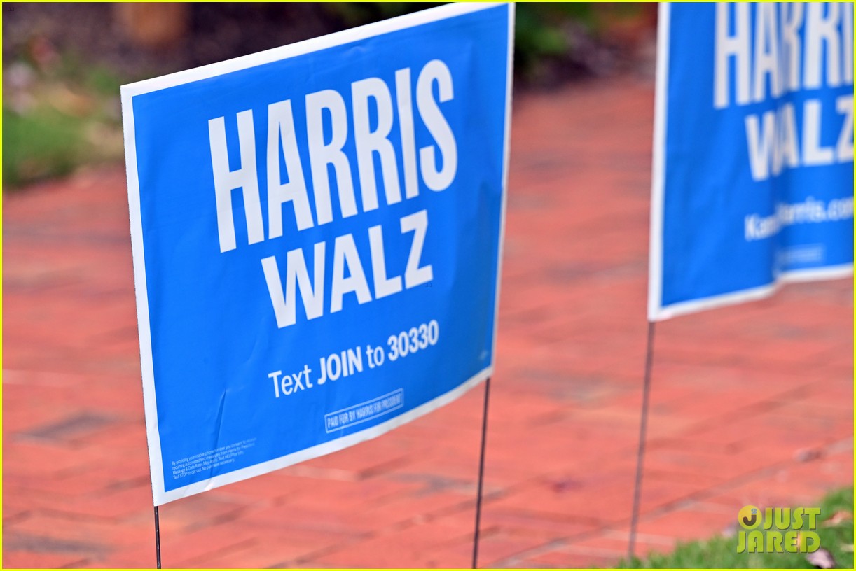 Julia Roberts Joins Stacey Abrams in Georgia to Campaign for Harris ...