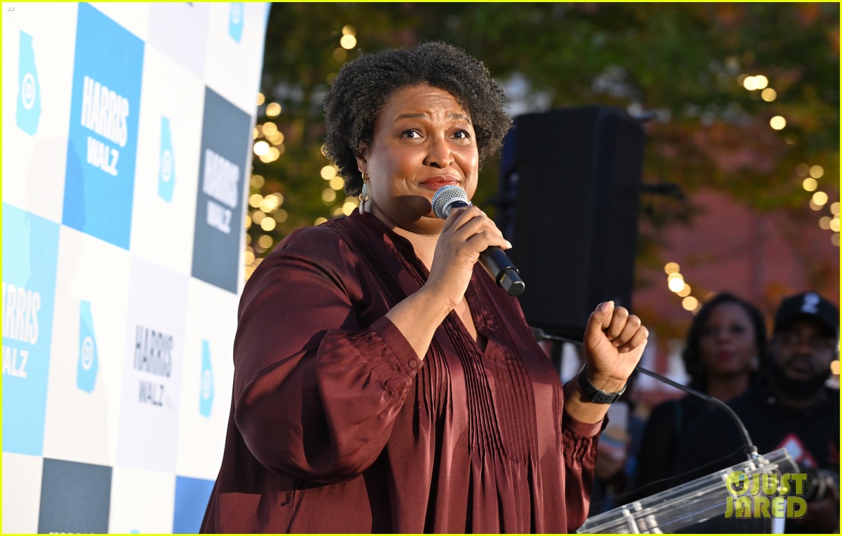 Julia Roberts Joins Stacey Abrams in Georgia to Campaign for Harris ...