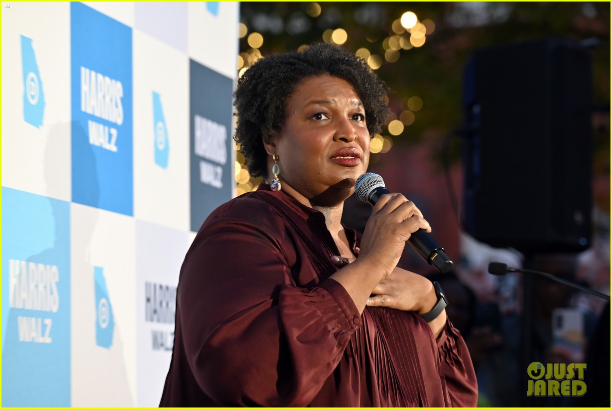 Julia Roberts Joins Stacey Abrams in Georgia to Campaign for Harris ...