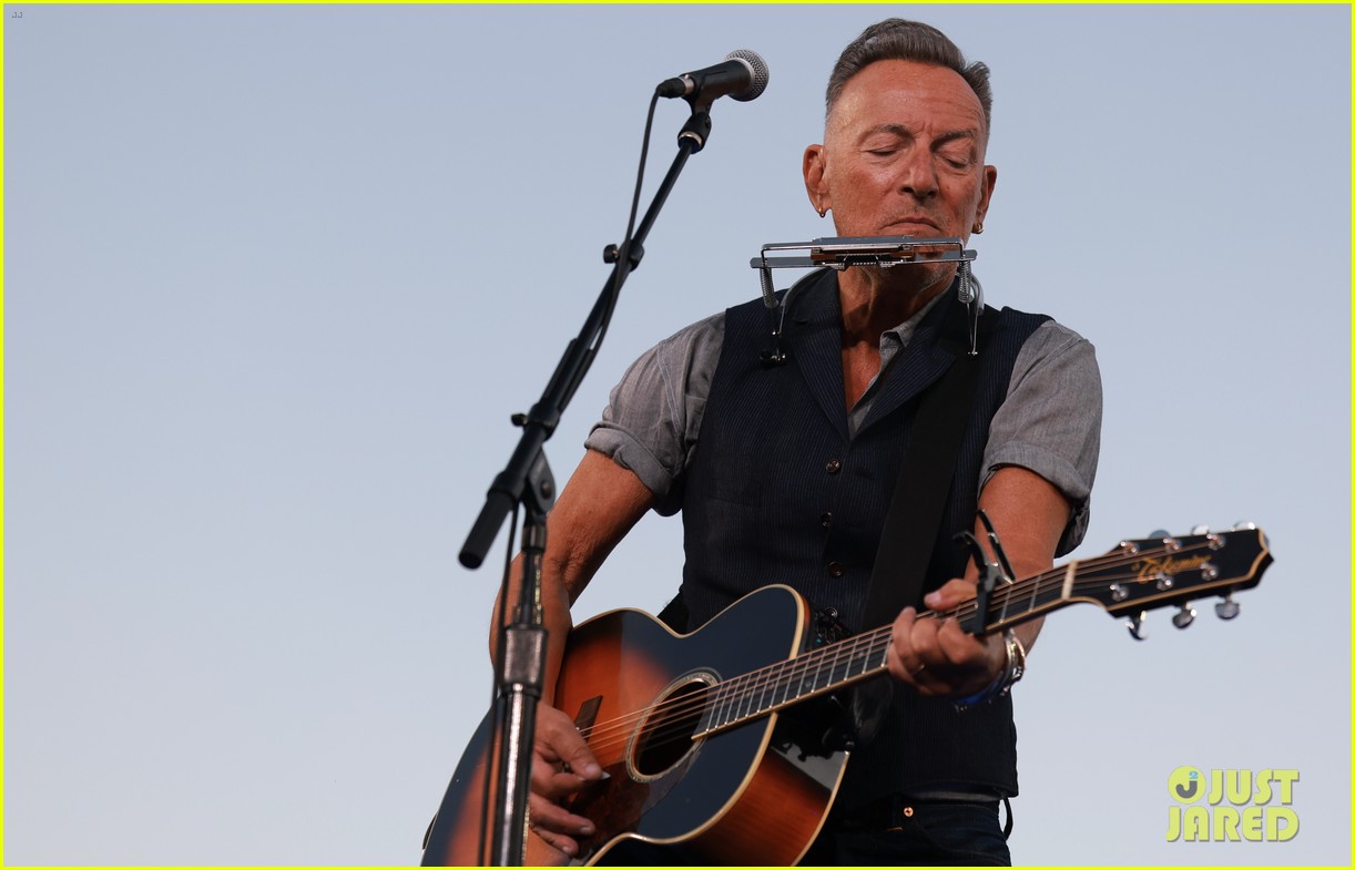 Bruce Springsteen Performs at Kamala Harris Rally in Georgia, Slams ...