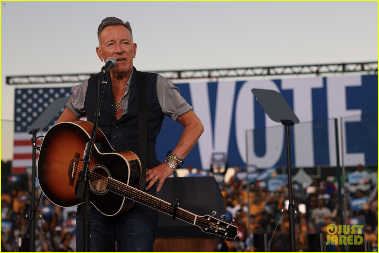 Bruce Springsteen Performs at Kamala Harris Rally in Georgia, Slams ...