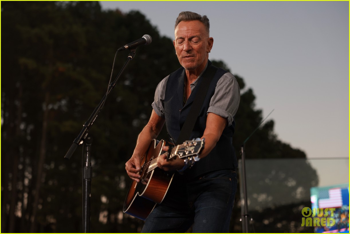 Bruce Springsteen Performs at Kamala Harris Rally in Georgia, Slams ...