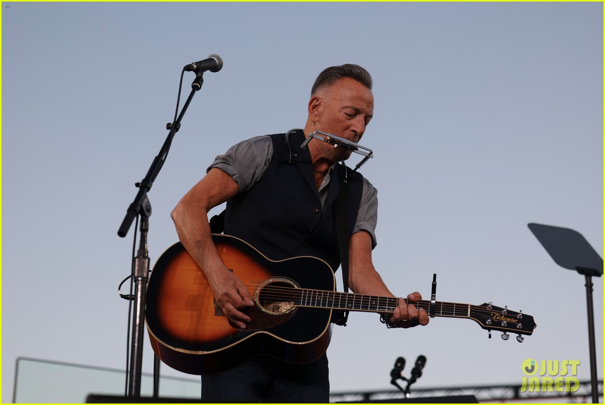 Bruce Springsteen Performs at Kamala Harris Rally in Georgia, Slams ...