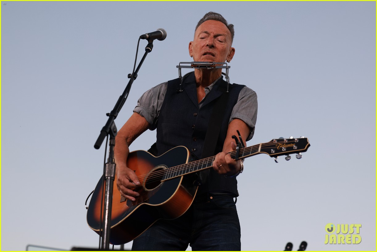 Bruce Springsteen Performs at Kamala Harris Rally in Georgia, Slams ...