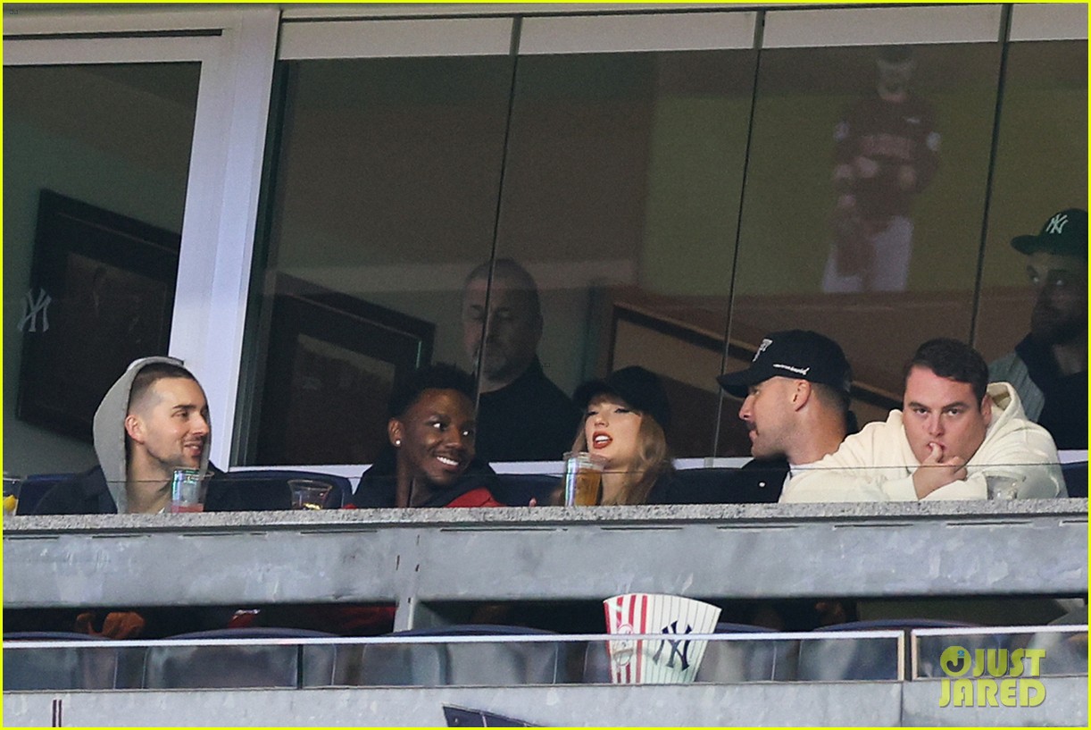 Taylor Swift & Travis Kelce Attend MLB Playoffs Game in NYC During ...