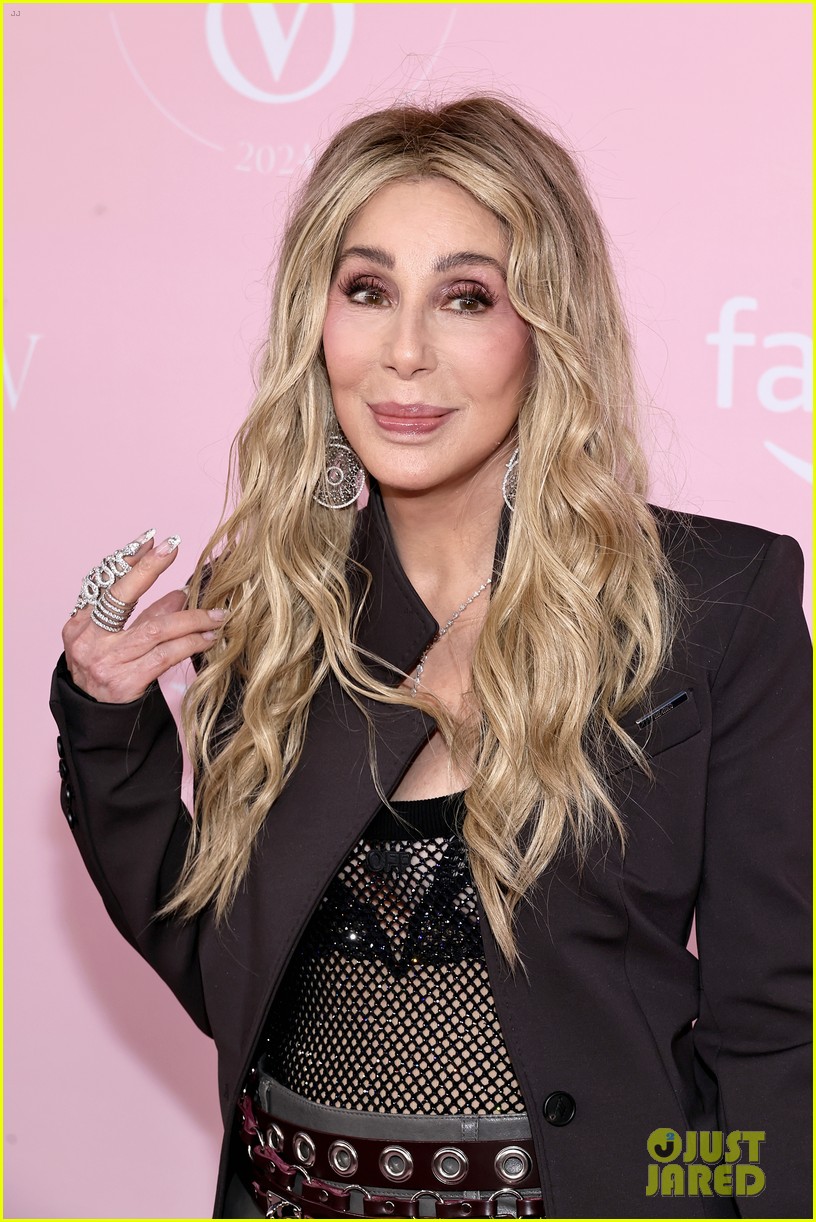 Cher (with Her Boyfriend!), Tyla, & Lisa Walk Pink Carpet Before ...