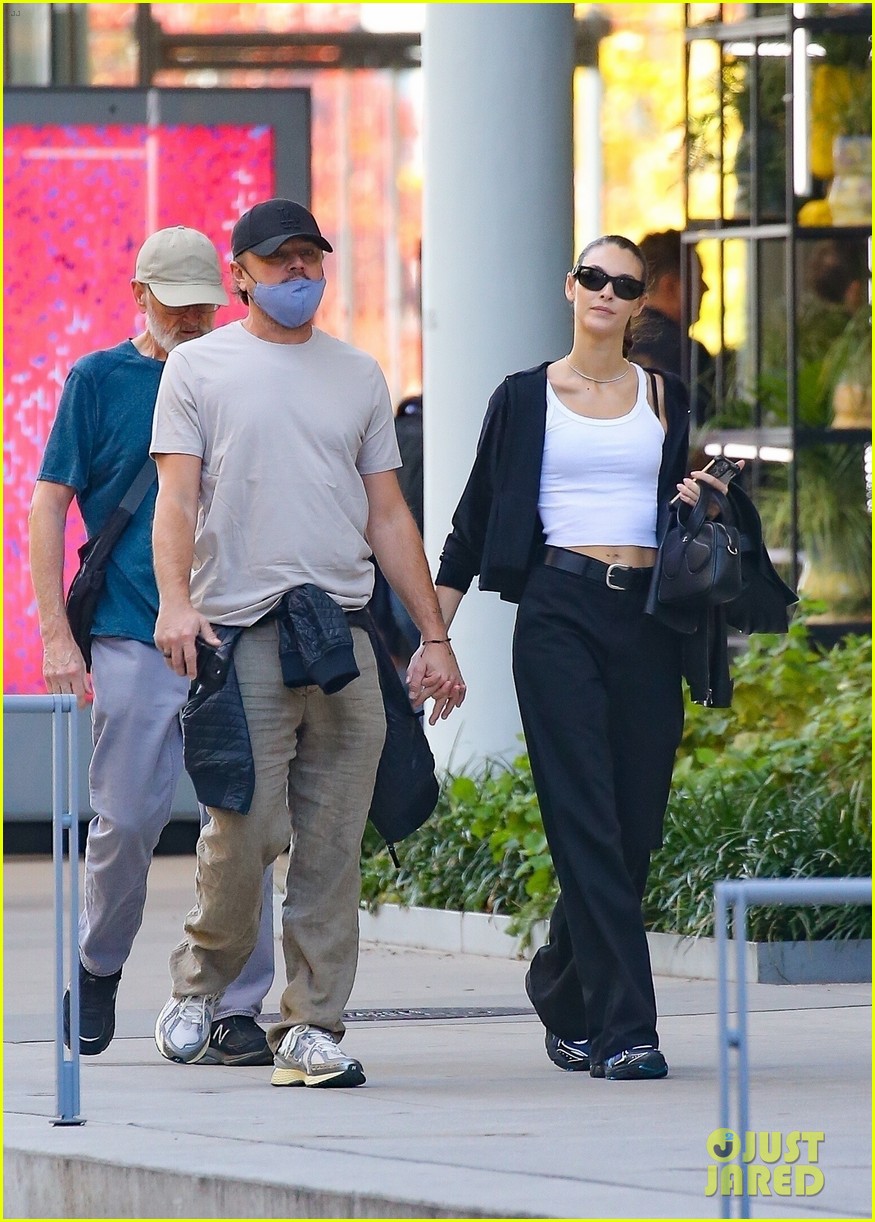 Leonardo DiCaprio & Girlfriend Vittoria Ceretti Hold Hands During Walk Around NYC: Photo 5090286 ...