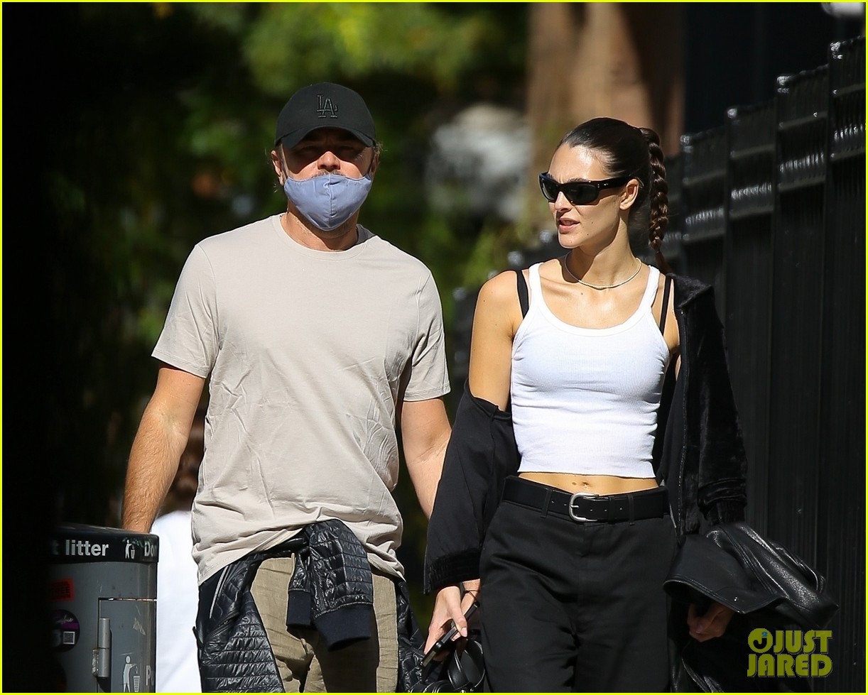 Leonardo DiCaprio & Girlfriend Vittoria Ceretti Hold Hands During Walk Around NYC: Photo 5090287 ...