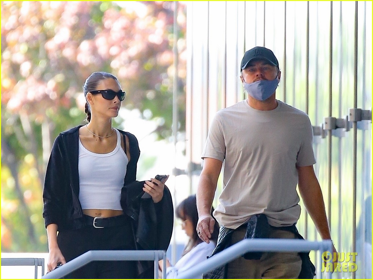 Leonardo DiCaprio & Girlfriend Vittoria Ceretti Hold Hands During Walk Around NYC: Photo 5090289 ...