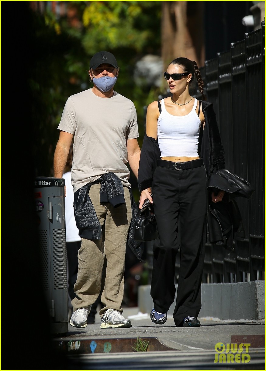 Leonardo DiCaprio & Girlfriend Vittoria Ceretti Hold Hands During Walk Around NYC: Photo 5090292 ...
