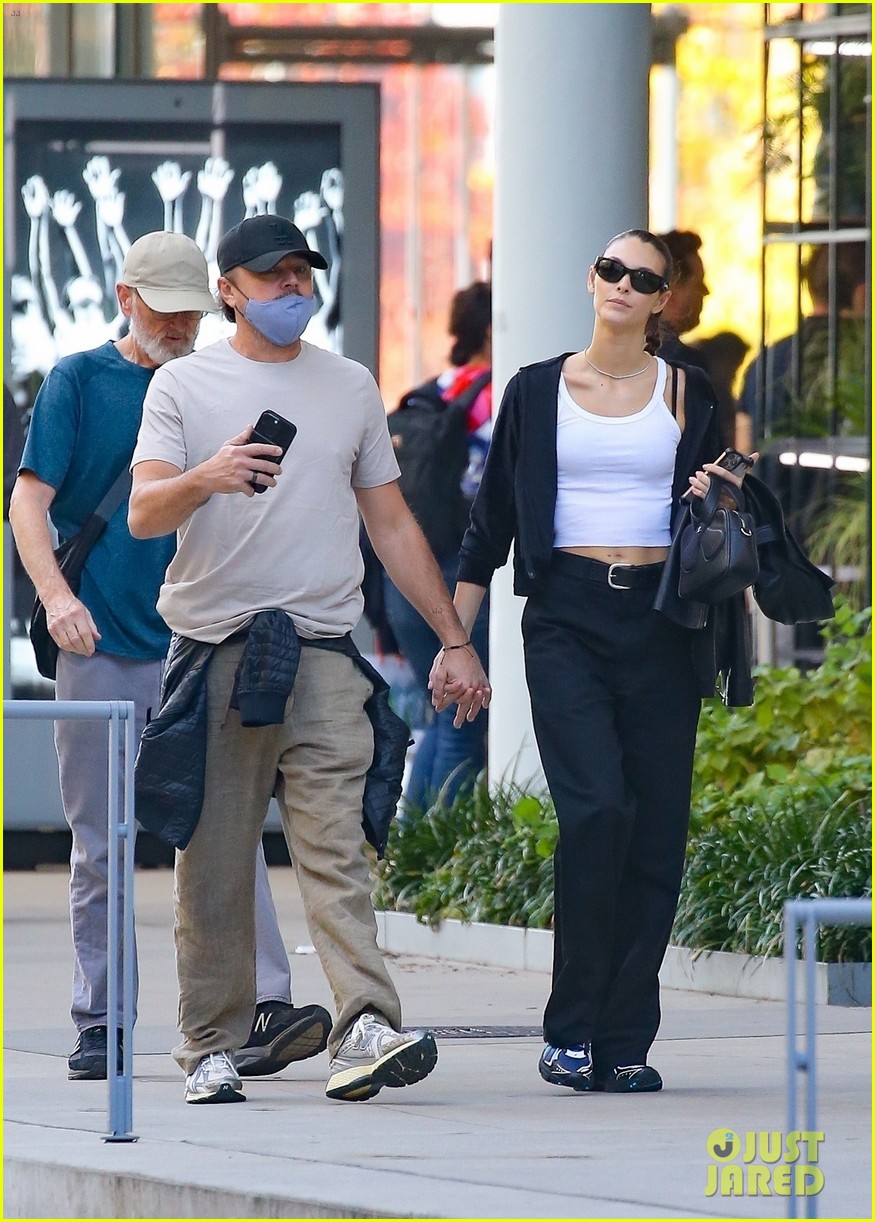 Leonardo DiCaprio & Girlfriend Vittoria Ceretti Hold Hands During Walk Around NYC: Photo 5090299 ...