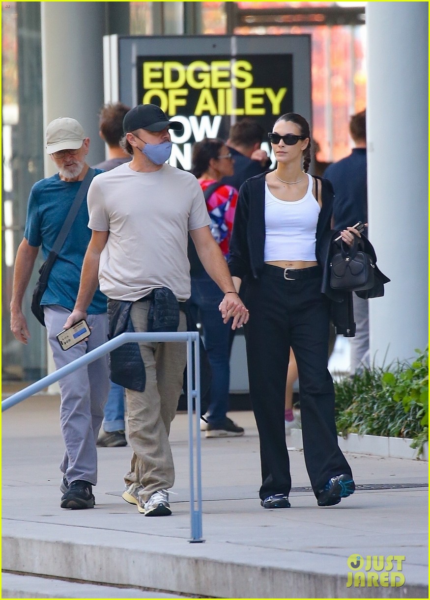 Leonardo DiCaprio & Girlfriend Vittoria Ceretti Hold Hands During Walk Around NYC: Photo 5090301 ...
