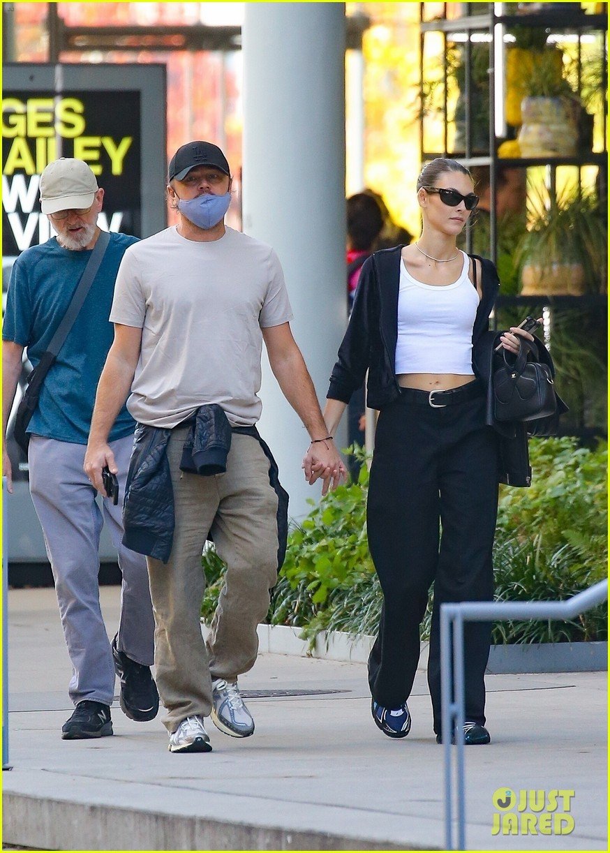 Leonardo DiCaprio & Girlfriend Vittoria Ceretti Hold Hands During Walk Around NYC: Photo 5090302 ...