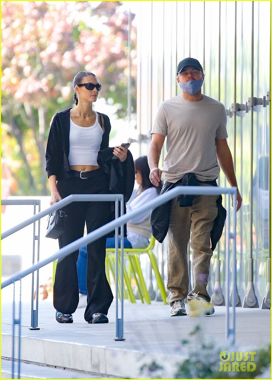 Leonardo DiCaprio & Girlfriend Vittoria Ceretti Hold Hands During Walk Around NYC: Photo 5090304 ...