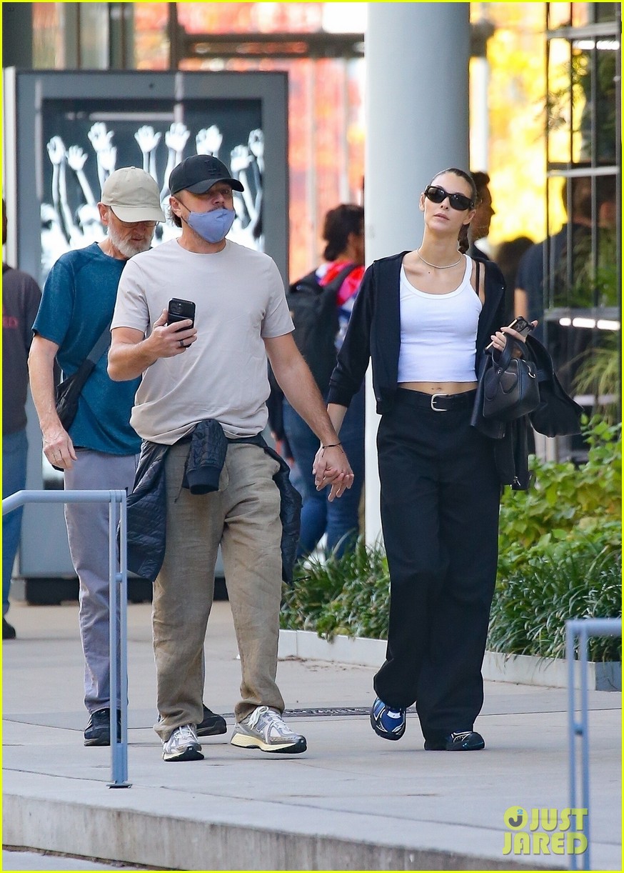 Leonardo DiCaprio & Girlfriend Vittoria Ceretti Hold Hands During Walk Around NYC: Photo 5090305 ...