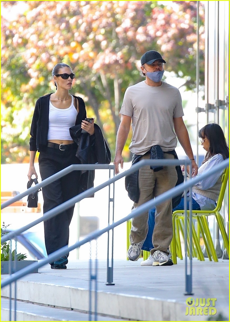 Leonardo DiCaprio & Girlfriend Vittoria Ceretti Hold Hands During Walk Around NYC: Photo 5090306 ...