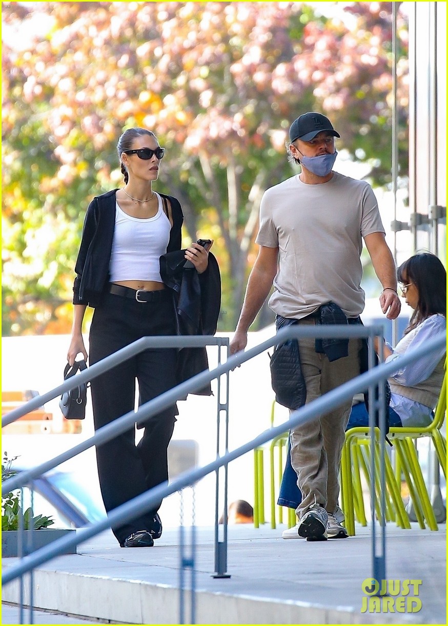 Leonardo DiCaprio & Girlfriend Vittoria Ceretti Hold Hands During Walk Around NYC: Photo 5090307 ...