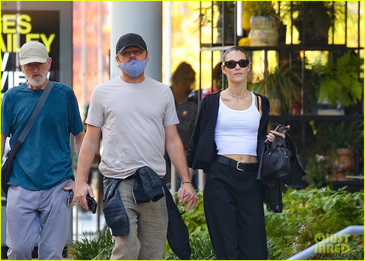Leonardo DiCaprio & Girlfriend Vittoria Ceretti Hold Hands During Walk Around NYC: Photo 5090308 ...