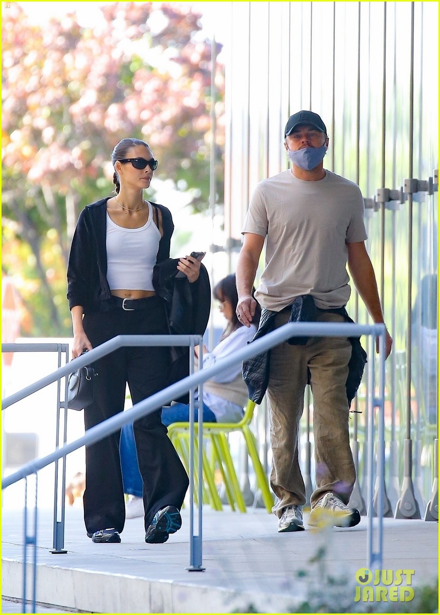 Leonardo DiCaprio & Girlfriend Vittoria Ceretti Hold Hands During Walk Around NYC: Photo 5090309 ...