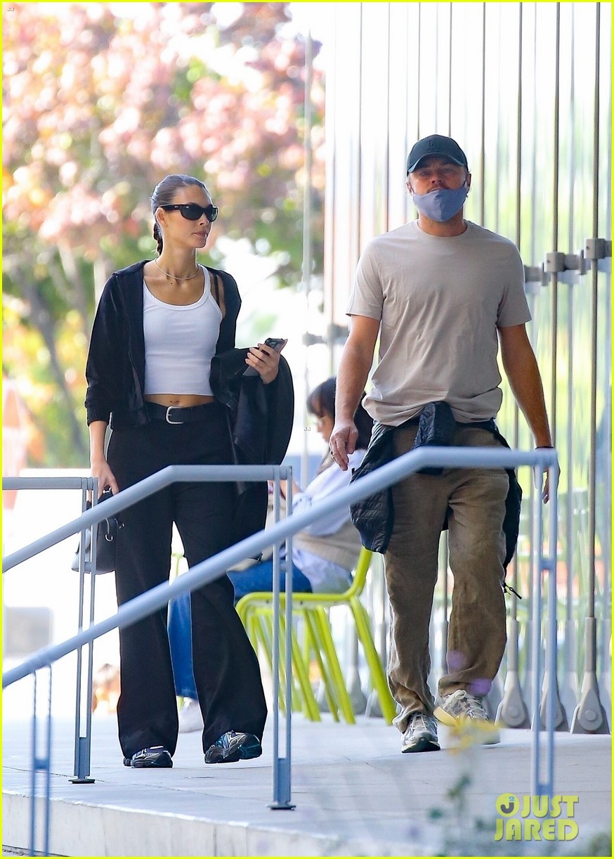 Leonardo DiCaprio & Girlfriend Vittoria Ceretti Hold Hands During Walk Around NYC: Photo 5090310 ...