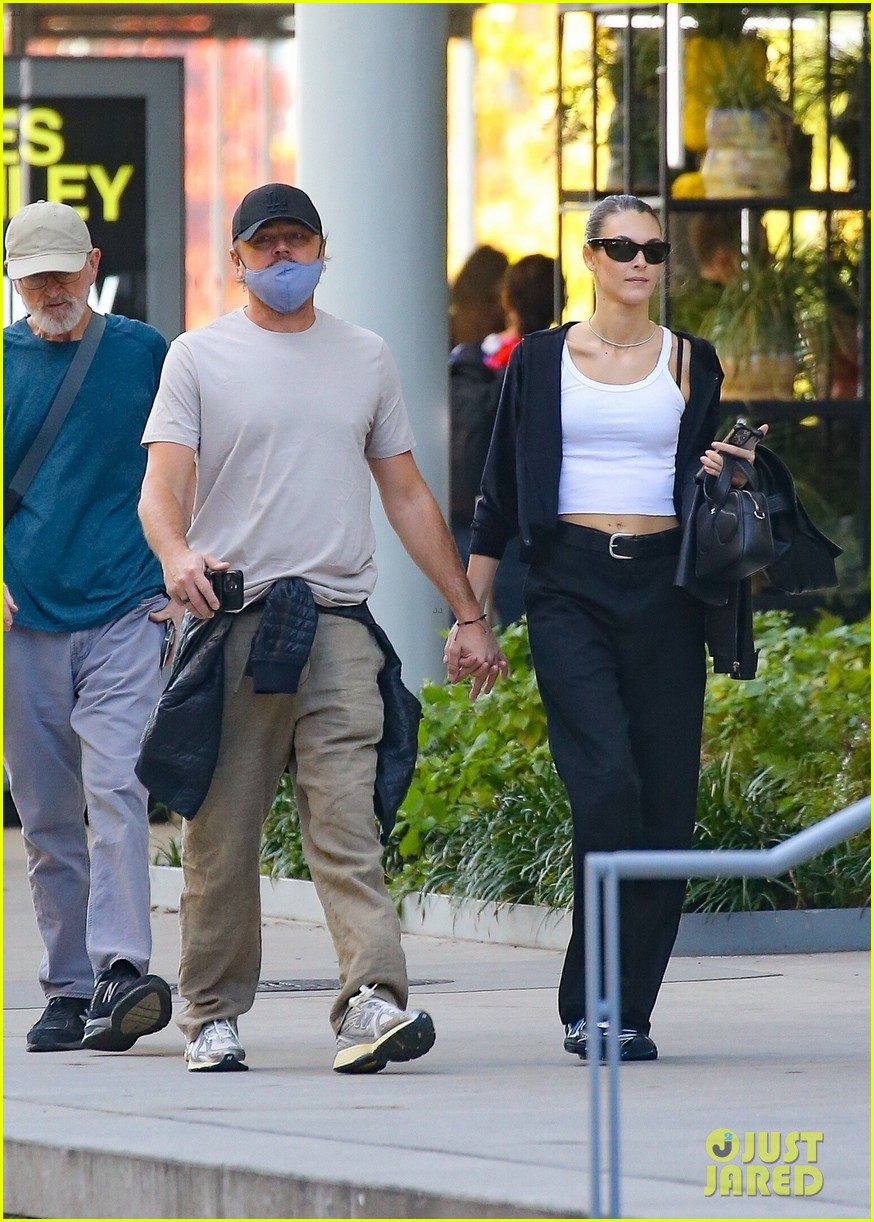Leonardo DiCaprio & Girlfriend Vittoria Ceretti Hold Hands During Walk Around NYC: Photo 5090311 ...