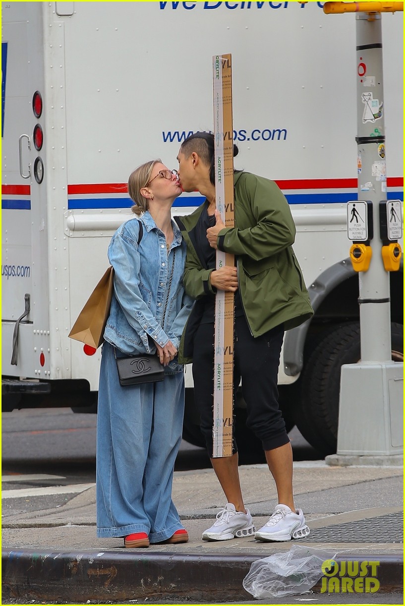 Ariana Madix Shares Sweet Kiss with Boyfriend Daniel Wai While Running ...