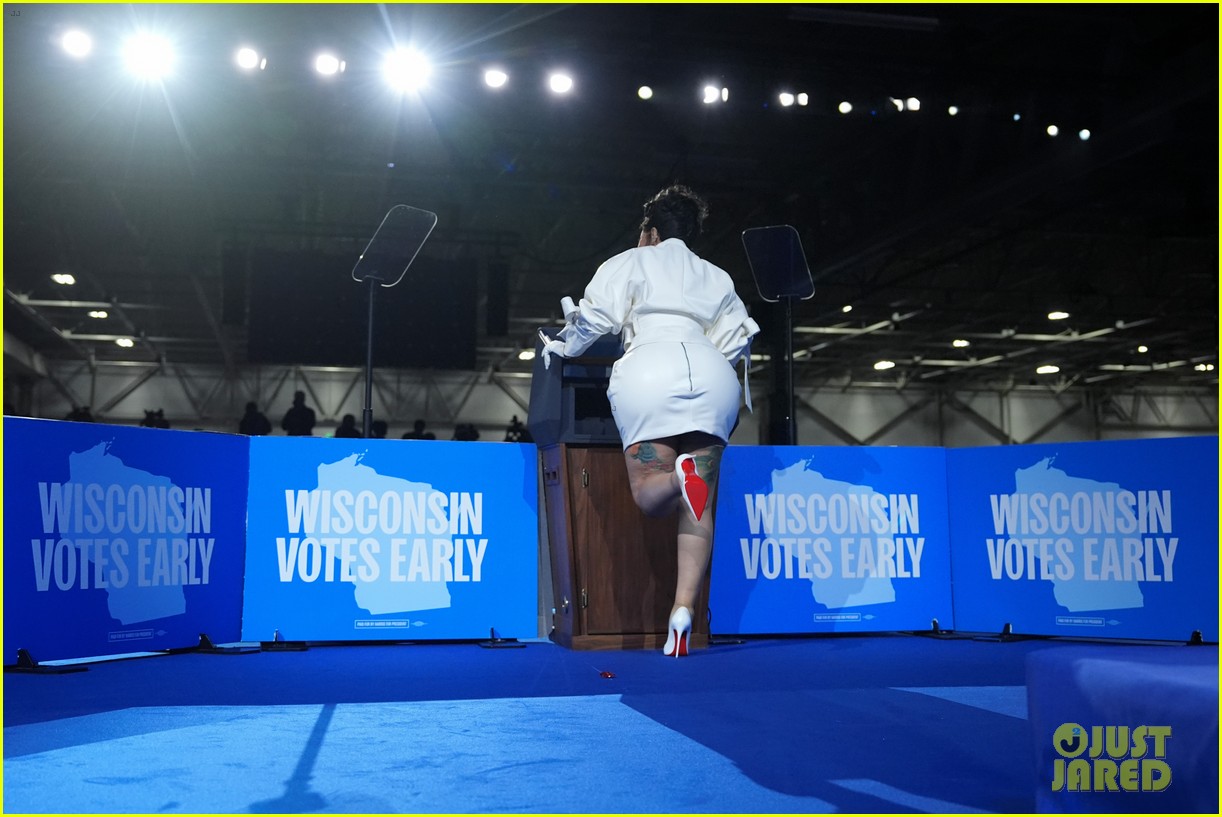 Cardi B Speaks at Wisconsin Kamala Harris Rally, Gives Donald Trump New ...