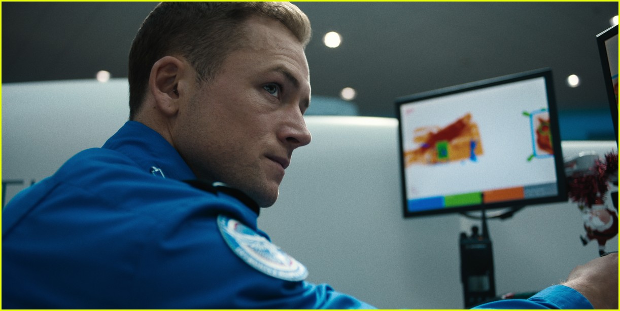 Netflix's Holiday Movie Thriller 'Carry-On' Features a Sinister Jason ...