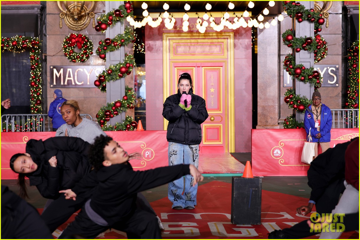 Idina Menzel, Ariana Madix & More Attend Macy's Thanksgiving Day Parade ...