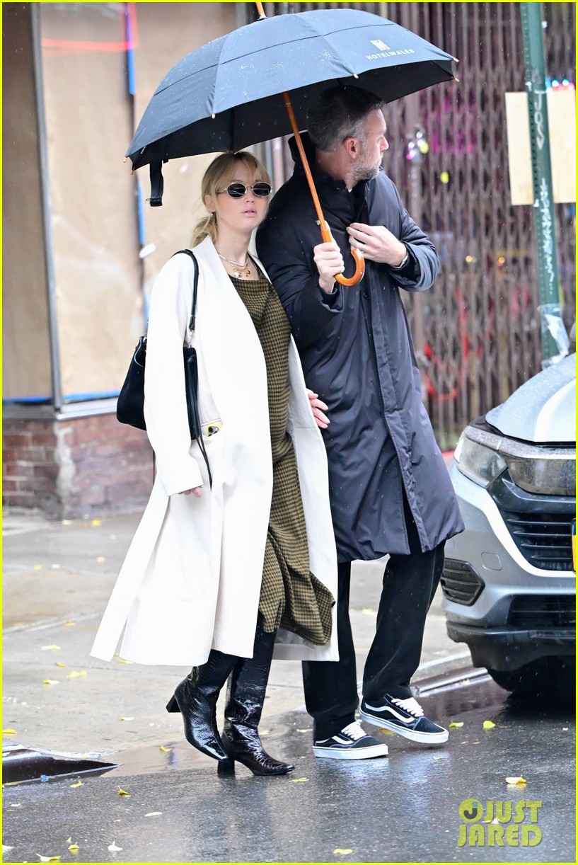 Pregnant Jennifer Lawrence & Husband Cooke Maroney Brave Rainy Weather ...