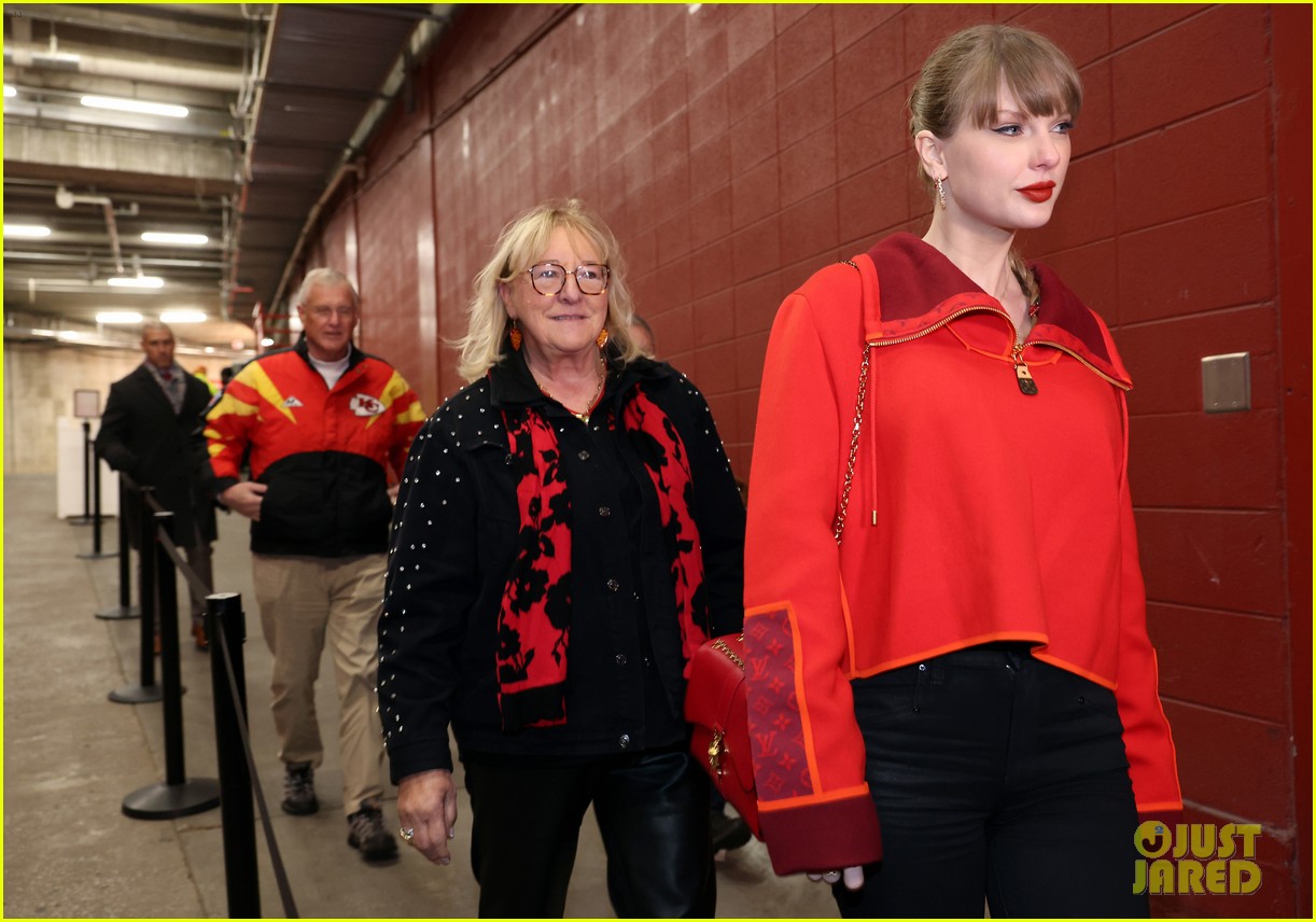 Taylor Swift Arrives at Chiefs Game with Boyfriend Travis Kelce's Mom Donna!: Photo 5102132 ...