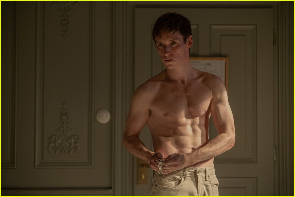 Eddie Redmayne Talks Using Prosthetics to Transform For Disguises In ...